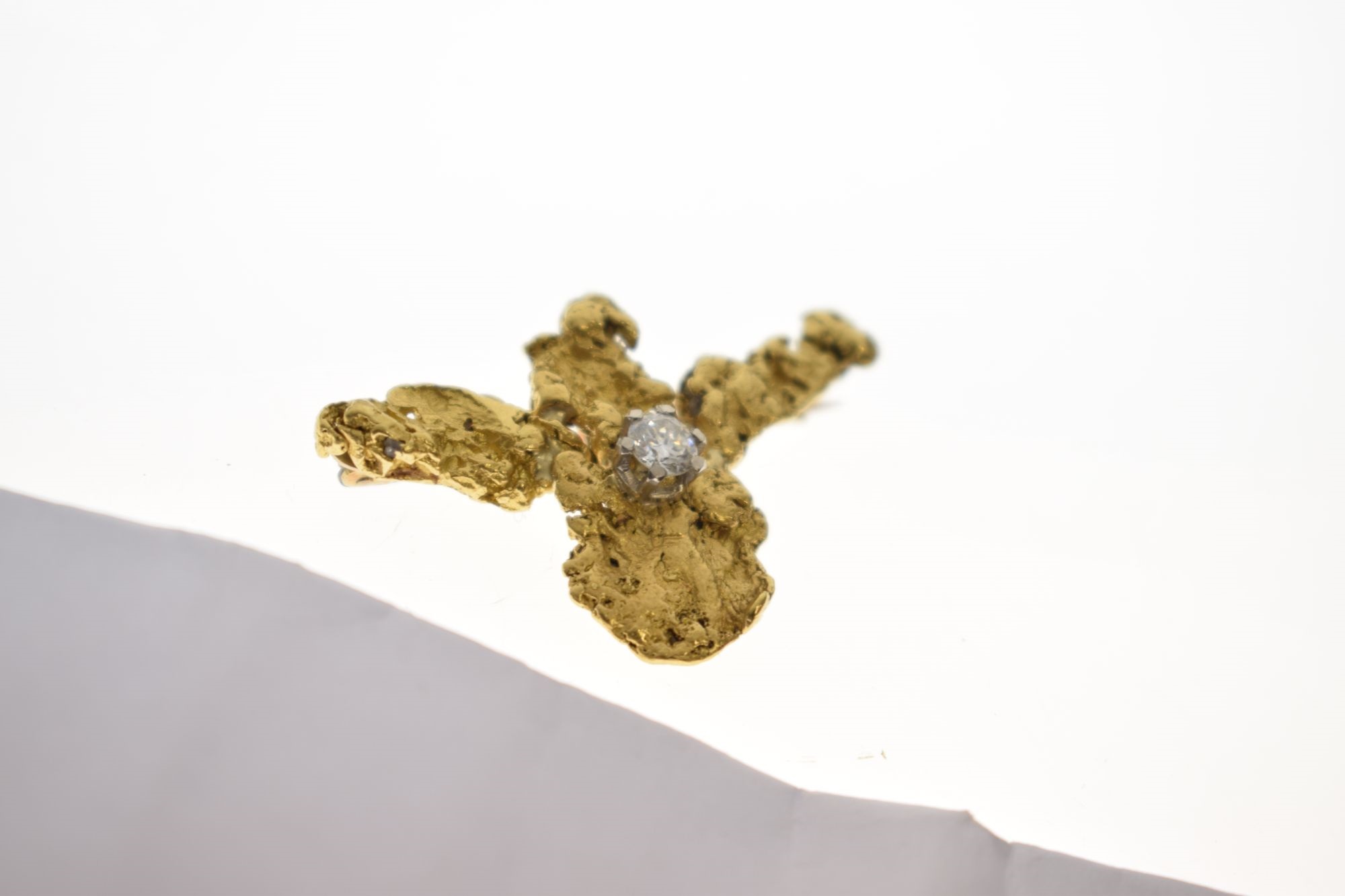 Lot 50 - Fine gold nugget brooch set with round